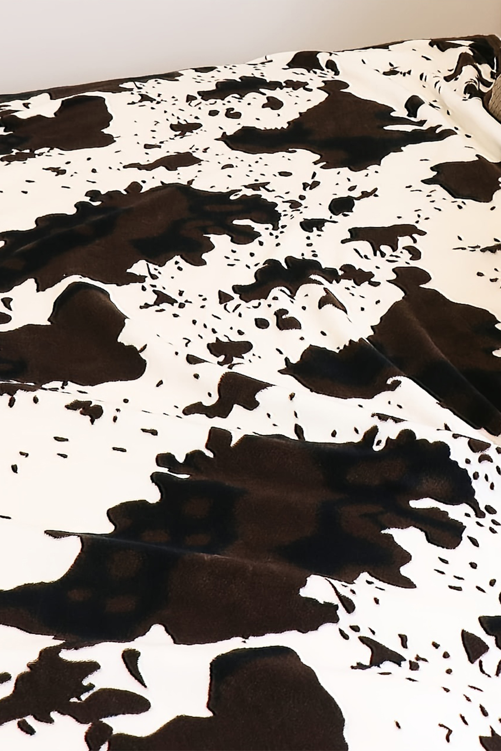 $6.4 Multicolour Cow Spots Plush Blanket Wholesale